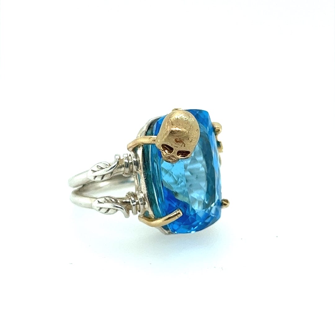 Rikke Harsheim - Ring i sølv og stor Swiss Blue topaz med massiv ...